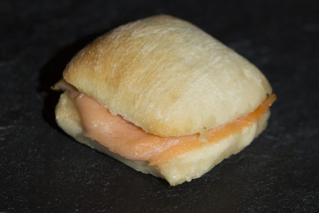 Pan pulguitas de salmón con alioli